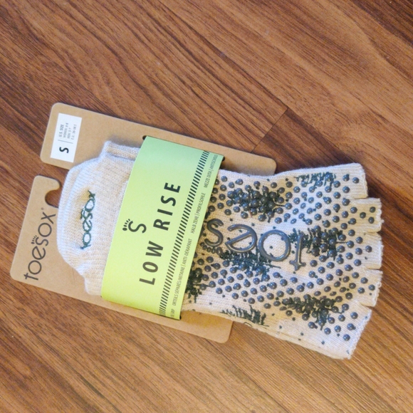 toesox | Accessories | Toesox Christmas Tree Half Toe Lowrise Grip ...